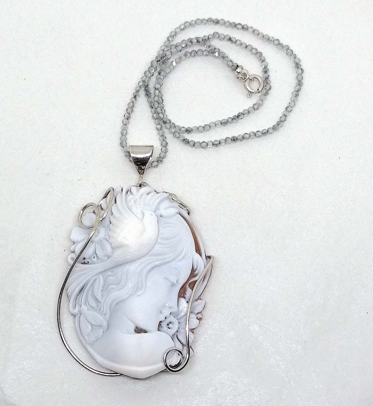 Ciondolo di cammeo sardonica con collana di topazio grigio - CammeoShop ...
