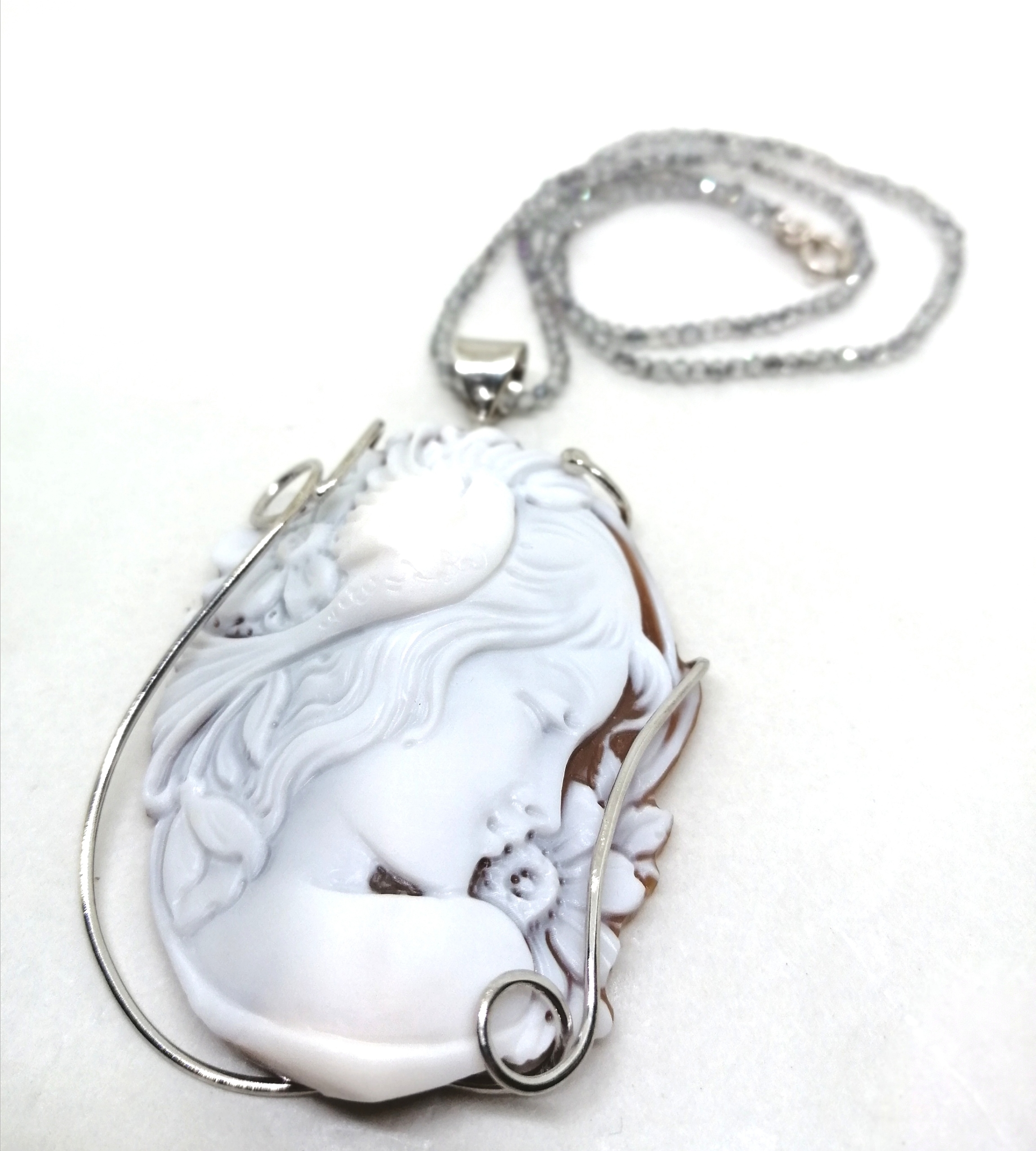 Ciondolo di cammeo sardonica con collana di topazio grigio - CammeoShop ...