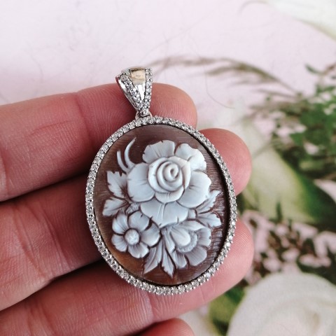 Ciondolo Hathor cammeo floreale - CammeoShop.com - l'arte della gioielleria made in Italy